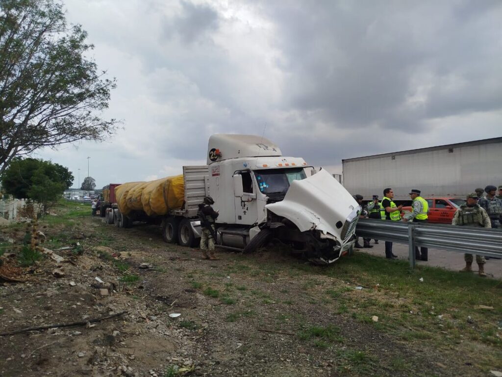 Aparatoso accidente involucra a unidad militar y tráiler en la ...