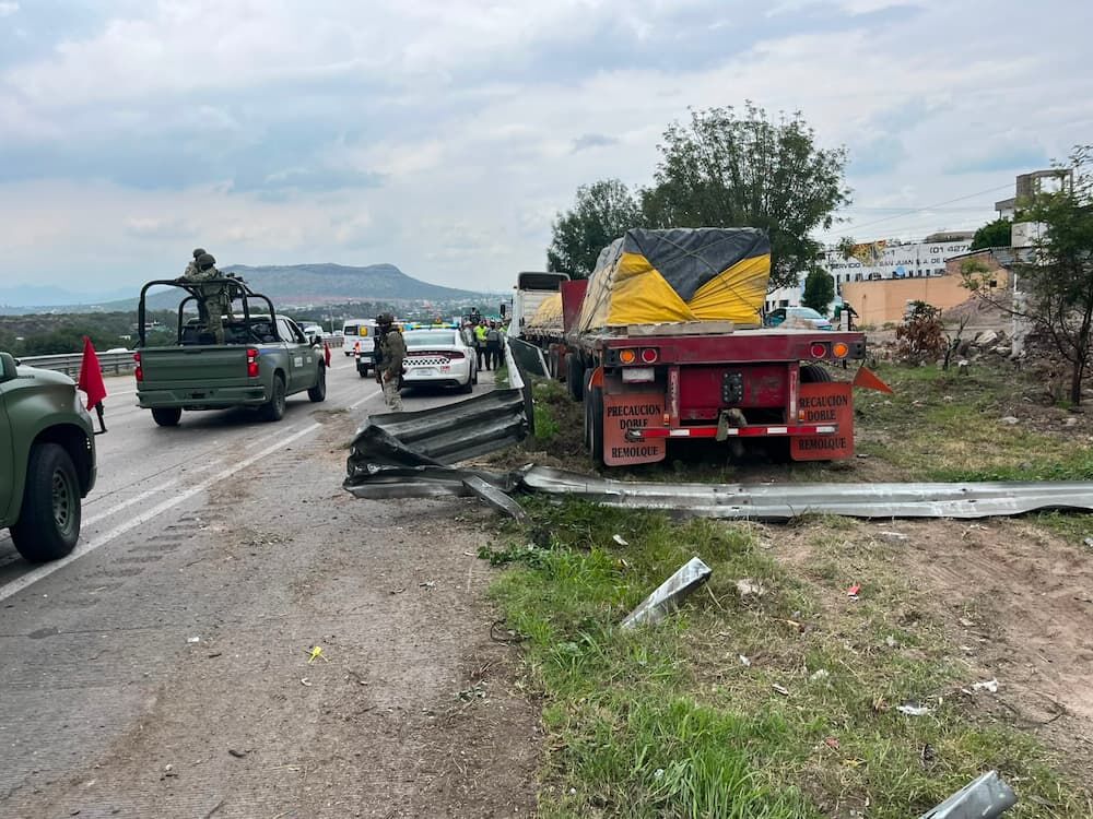 Aparatoso accidente involucra a unidad militar y tráiler en la ...